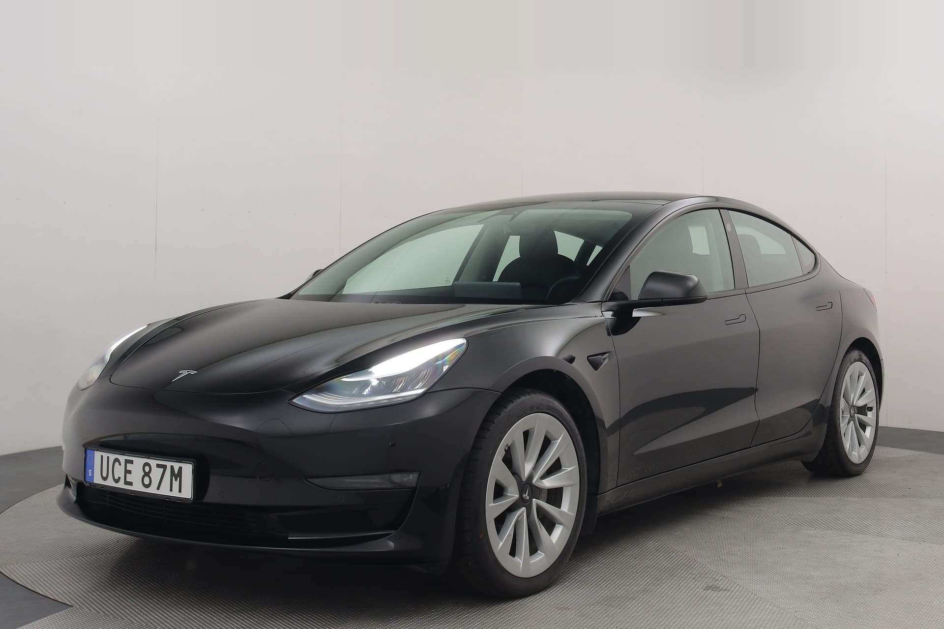 Köp Tesla Model 3 – Vi har begagnade Tesla Model 3 i lager | Carla
